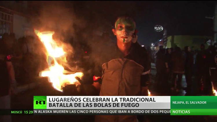El Salvador celebra su tradicional batalla de bolas de fuego - RT