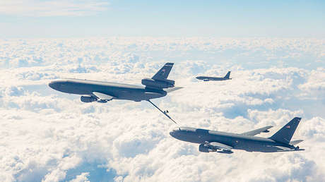 VIDEO: Un avión cisterna abastece a otro igual en pleno vuelo - RT