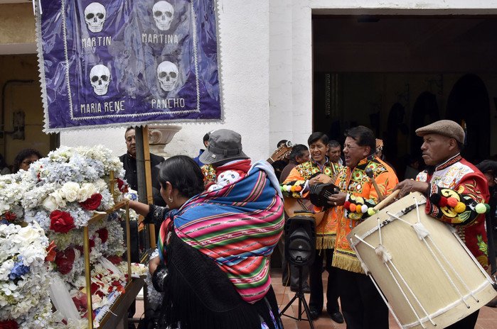 El Día de las Ñatitas en Bolivia: Cuando cráneos 'llevan' gafas de sol ...