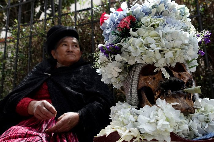 El Día de las Ñatitas en Bolivia: Cuando cráneos 'llevan' gafas de sol ...
