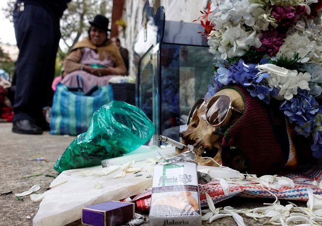 El Día de las Ñatitas en Bolivia: Cuando cráneos 'llevan' gafas de sol ...