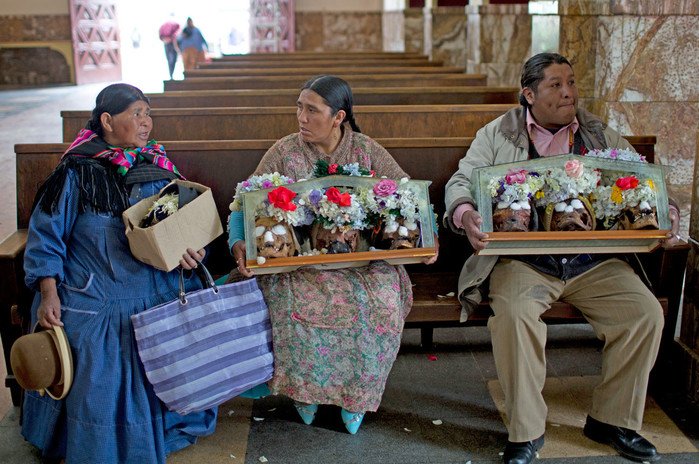 El Día de las Ñatitas en Bolivia: Cuando cráneos 'llevan' gafas de sol ...