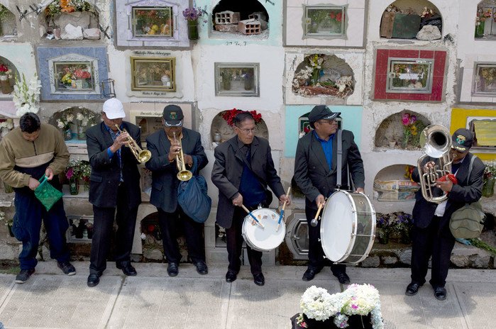 El Día de las Ñatitas en Bolivia: Cuando cráneos 'llevan' gafas de sol ...