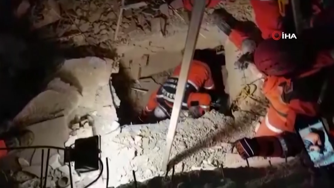 VIDEO: Rescatan a una niña y a su madre de los escombros de su casa 24 horas después del fuerte ...