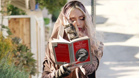Sorprenden a Grimes hojeando un libro de Karl Marx tras "semisepararse ...