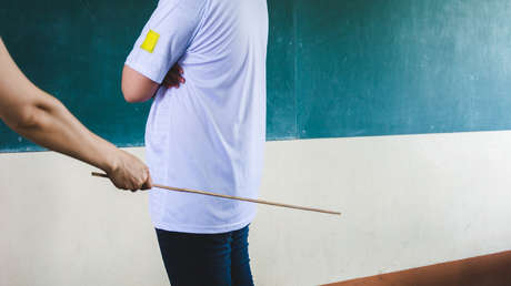 Un video de una profesora dando correazos en los glúteos a sus alumnos ...