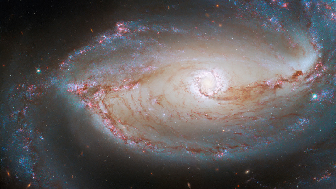 El telescopio espacial Hubble captura una fotografía de una galaxia espiral y barrada a 48 ...
