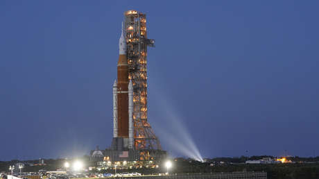 La NASA desplaza su gigantesco cohete lunar SLS hacia la plataforma de ...