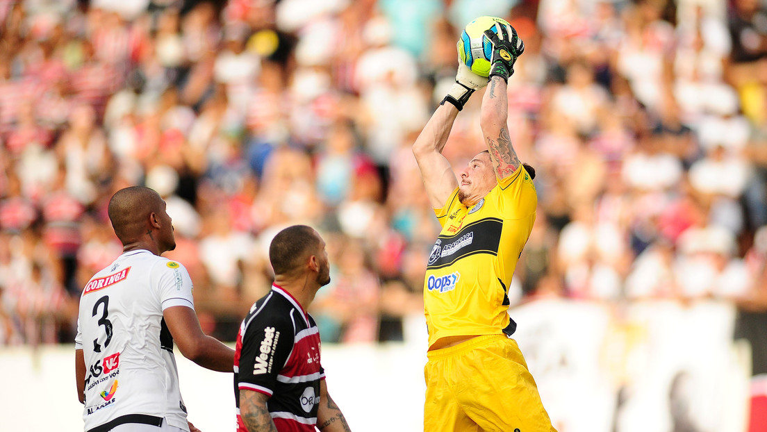 VIDEO: Un hincha de futbol en Brasil invade la cancha para 'enseñarle ...