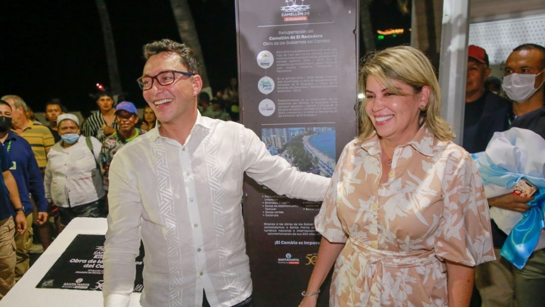 Un gobernador le arranca de las manos una bandera a una alcaldesa en ...