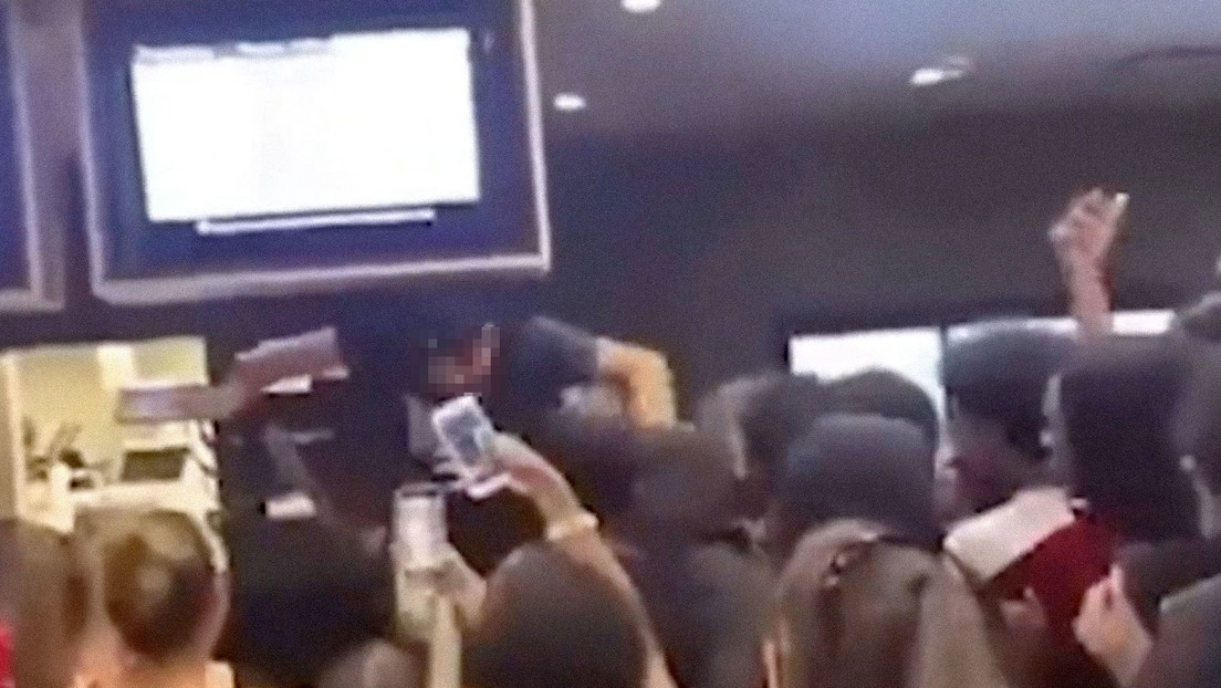 Decenas de jóvenes irrumpen en un McDonald's robando bebida y comida ...