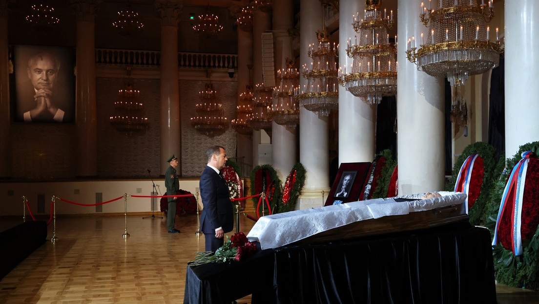 VIDEO: Ceremonia de despedida y funeral del último líder de la URSS ...