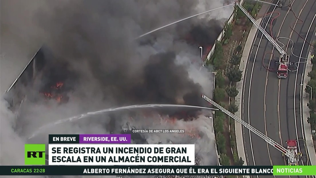Se registra un incendio de gran escala en un almacén comercial cerca de Los Ángeles, EE.UU. - RT