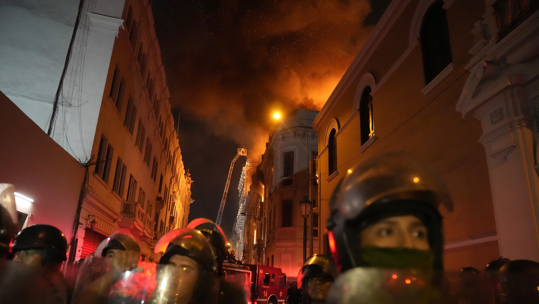 Se desata un fuerte incendio en Lima mientras continúan choques entre ...