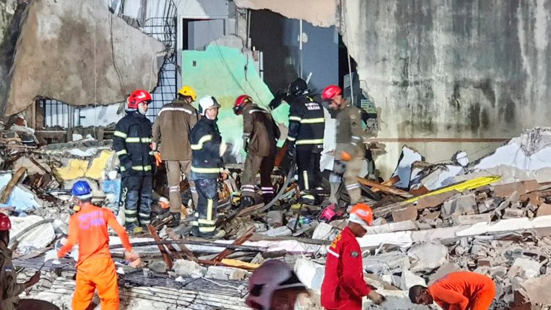 Rescatan a un hombre que pasó 10 horas entre los escombros tras derrumbe de un edificio en ...