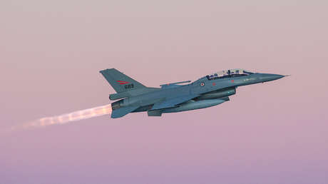 Un caza F-16 se estrella cerca de una base aérea en EE.UU. y el piloto logra eyectarse - RT