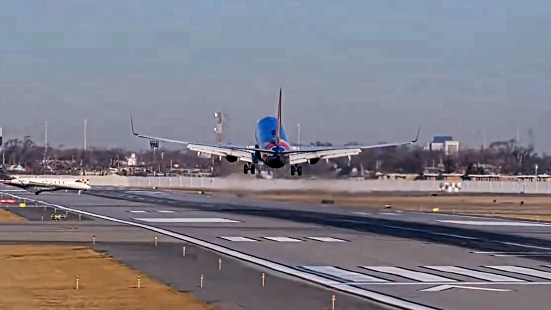 VIDEO: Avión aborta aterrizaje para no chocar contra un jet en EE.UU. - RT