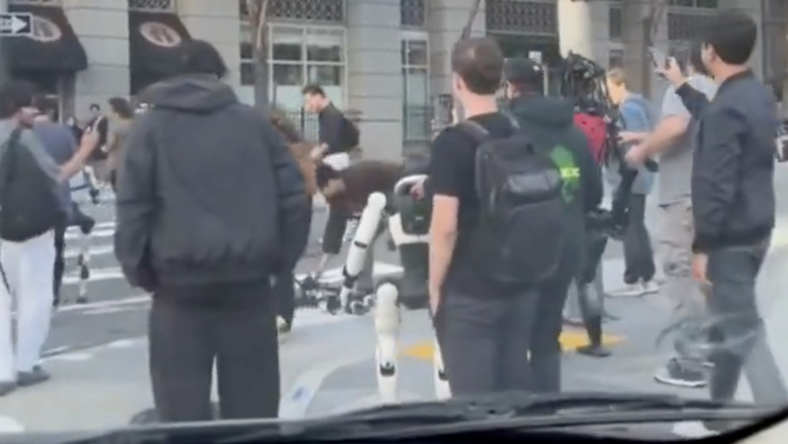 Escena surrealista con robots humanoides en plena calle en EE.UU ...