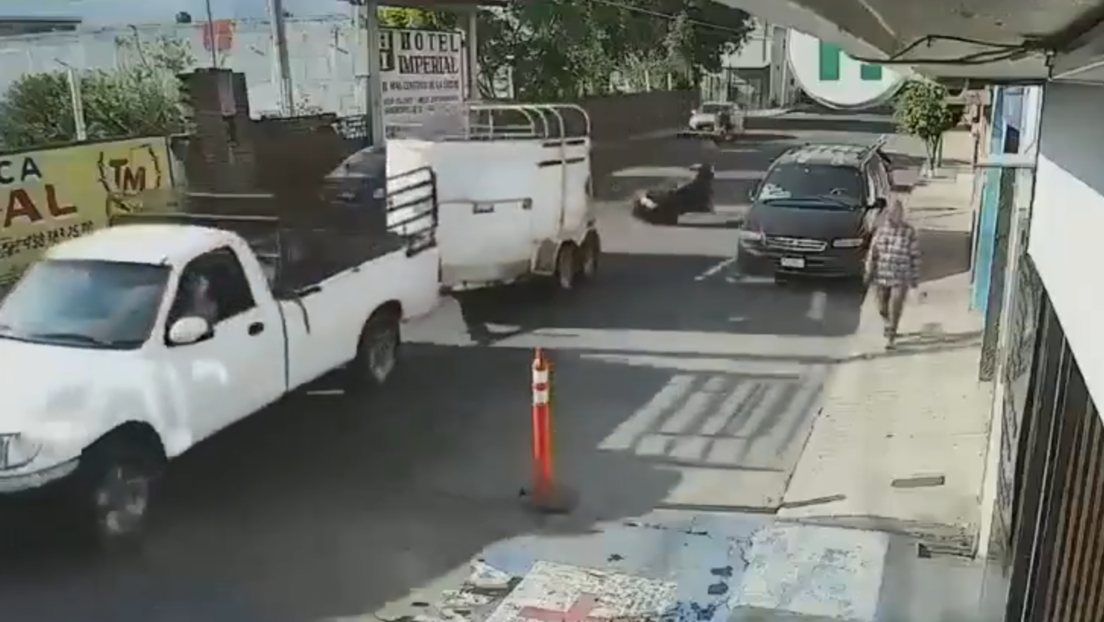 VIDEO: Toro cae de una camioneta en marcha, se enoja y pasa esto - RT