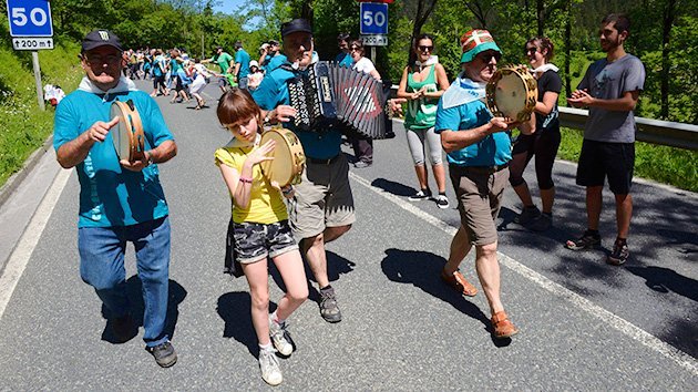 Cadena humana de 123 kilómetros recorre el País Vasco para ...