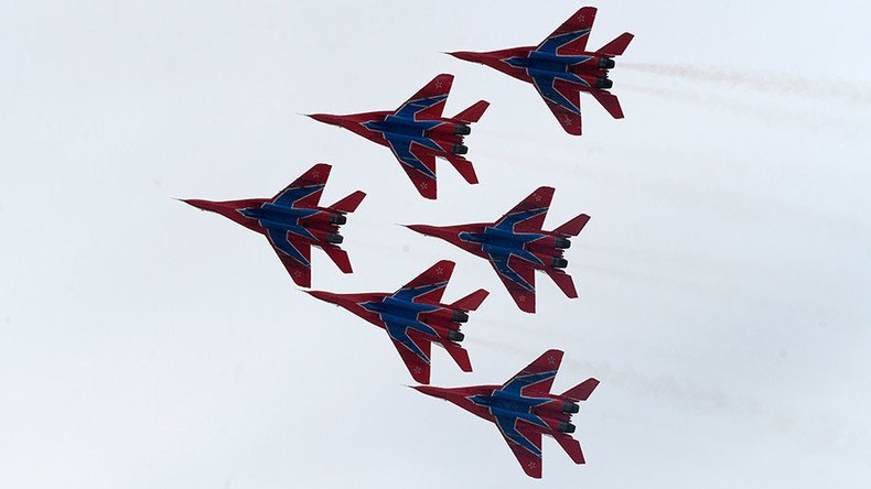 Watch Russian aerobatic team show off amazing air stunts & maneuvers ...