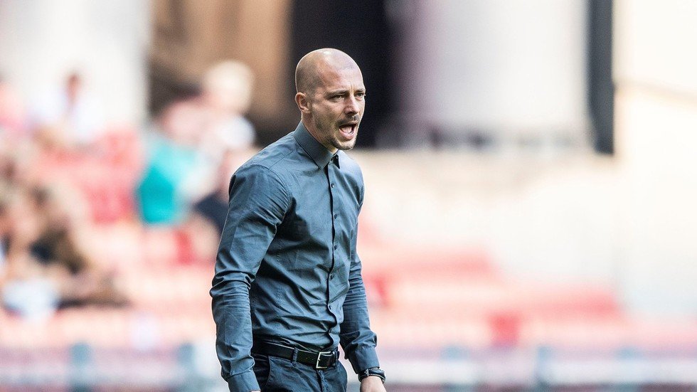 No kneed for that: CSKA Sofia boss begs official on his KNEES for extra ...