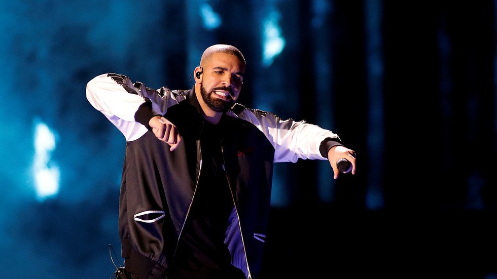 Video of rapper Drake kissing & fondling underage girl on stage ...