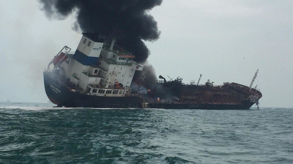 At least 1 killed as oil tanker catches fire in Hong Kong (PHOTOS) — RT ...