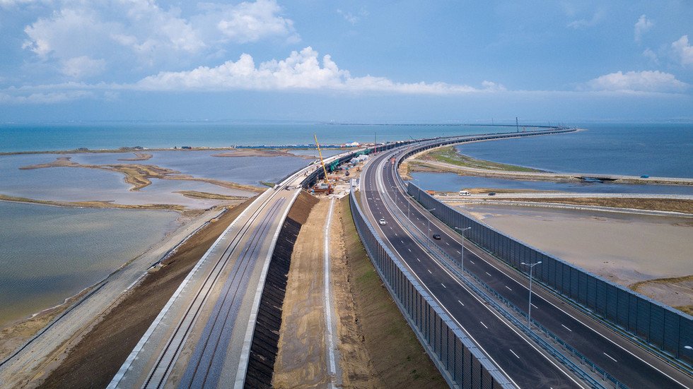 On track: First kilometer of train link to Crimean Bridge complete — RT ...