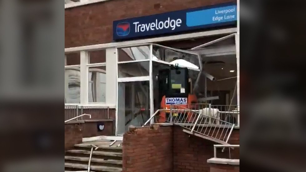 Mini-killdozer: Brit wrecks hotel with digger after ‘missed pay’ (VIDEO ...