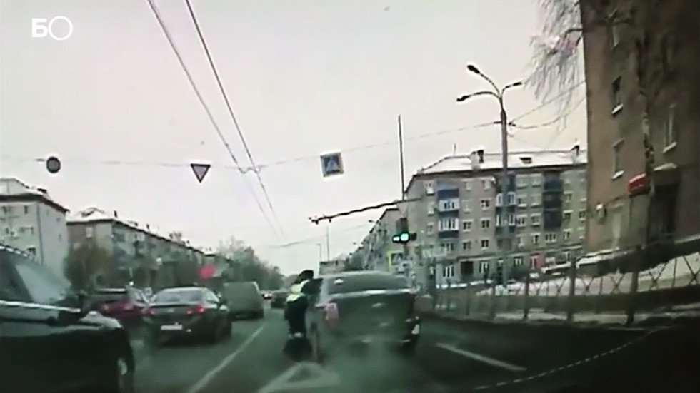 Russian driver drags policeman along road, crashes & gets run over ...