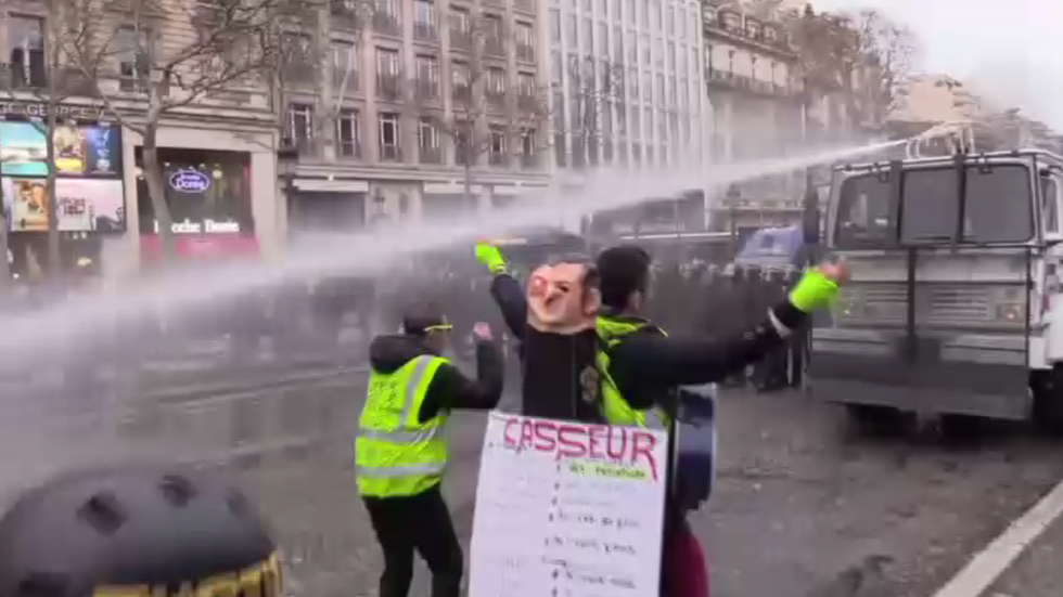 Act 17: Police soak Yellow Vest demonstrators with water cannon, fire ...