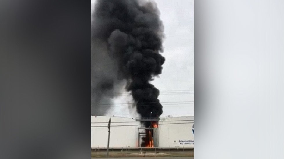 Tank with carcinogenic chemical goes up in flames in Texas, residents ...