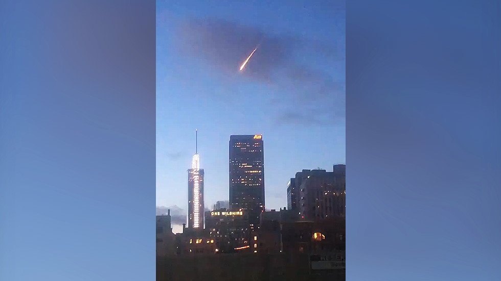 Meteor or alien invasion? Los Angeles skies set ablaze – nothing to ...