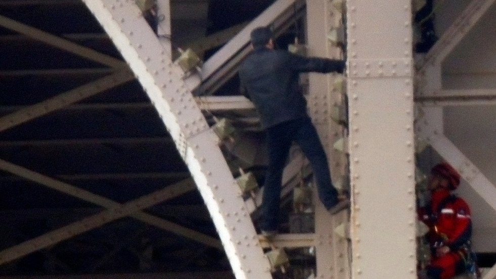 Eiffel Tower Evacuated As Man Caught Climbing Paris Landmark — Rt World