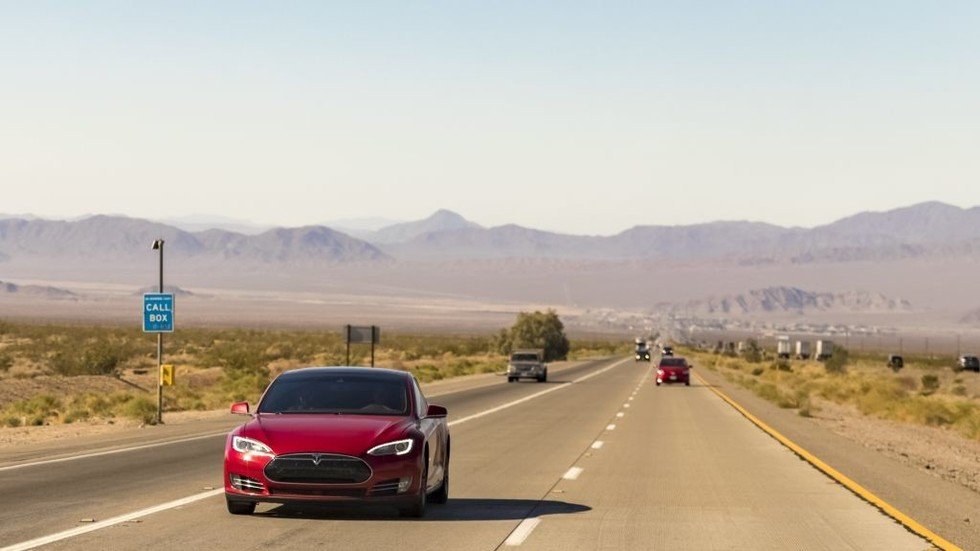 Auto industry will never let Tesla drive at high speed, analyst tells ...