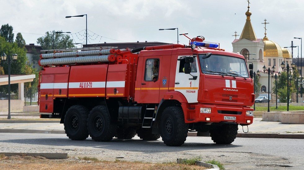 Fearless neighbor risks his life to save two girls from fire (VIDEO ...