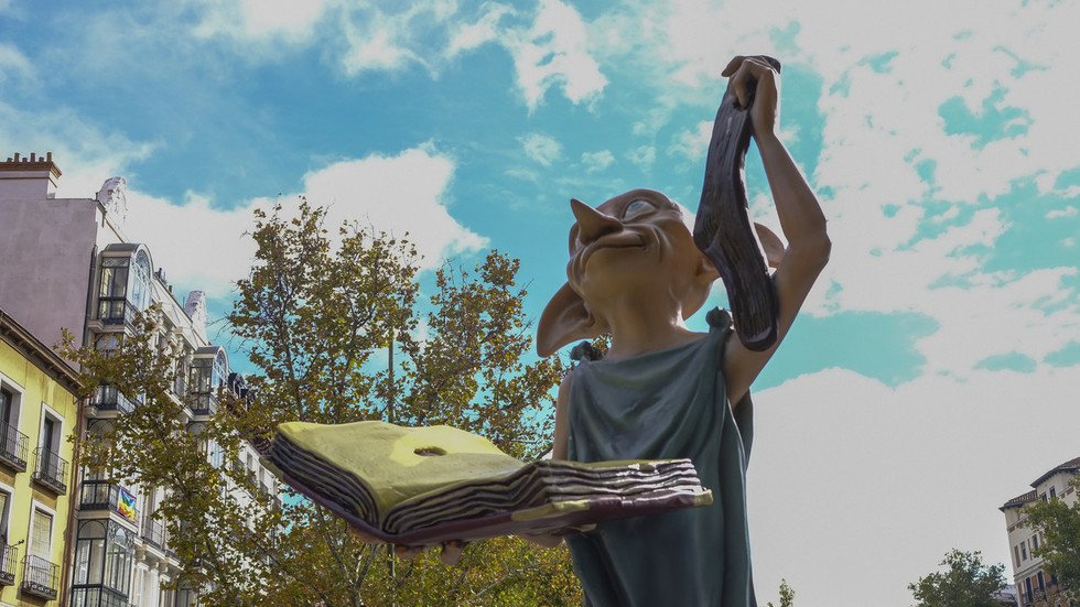 ‘Clearly an alien’: Internet weighs in on eerie viral ‘Dobby the elf ...