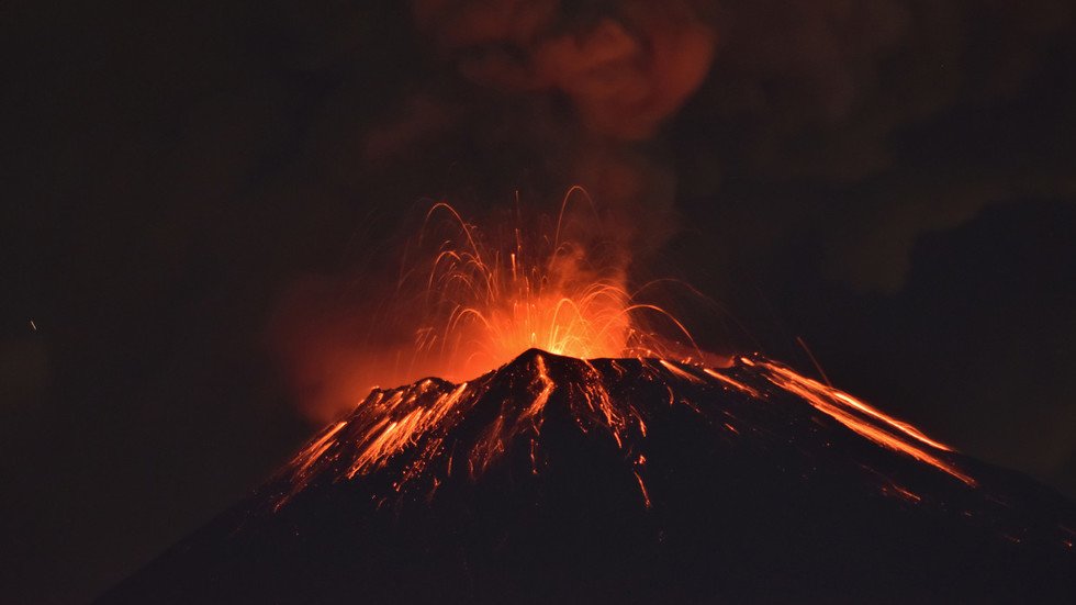 Mexican volcano’s spectacular eruption captured from passenger plane ...