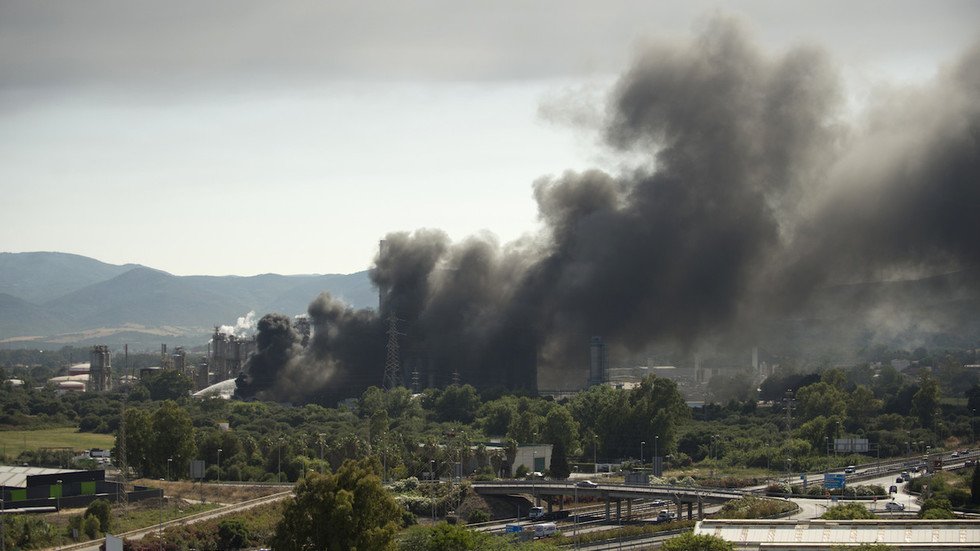 Locals on lockdown as huge fire breaks out in Spanish plastics plant ...