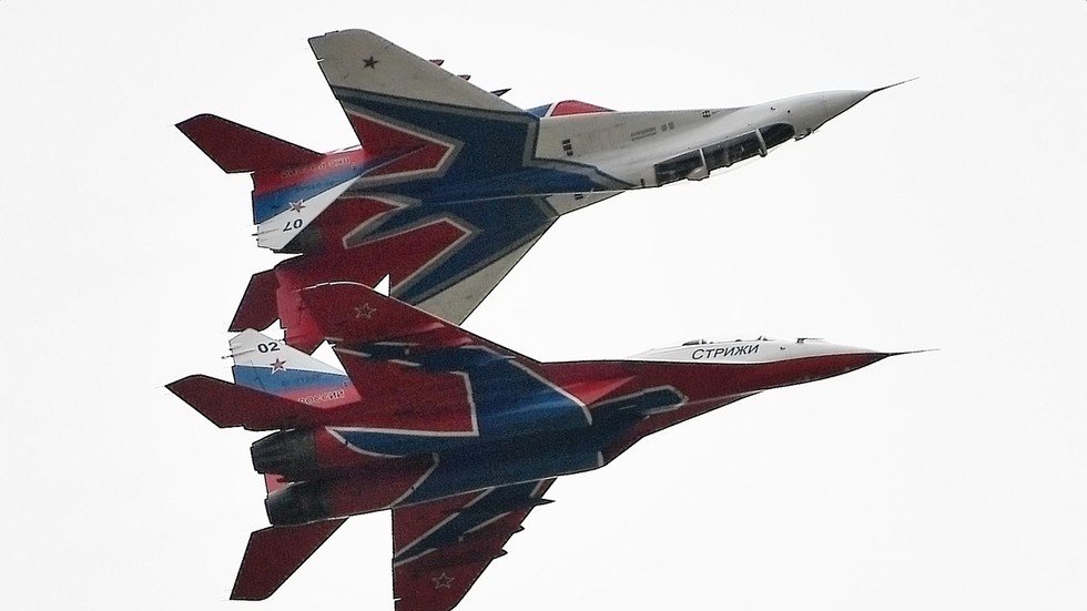WATCH legendary Russian fighter jets perform at Moscow air show — RT ...