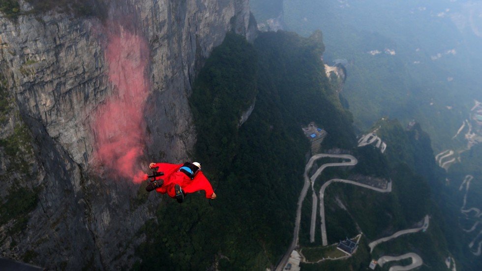 WATCH: Insane footage of daredevil wingsuit flyers diving and hitting ...