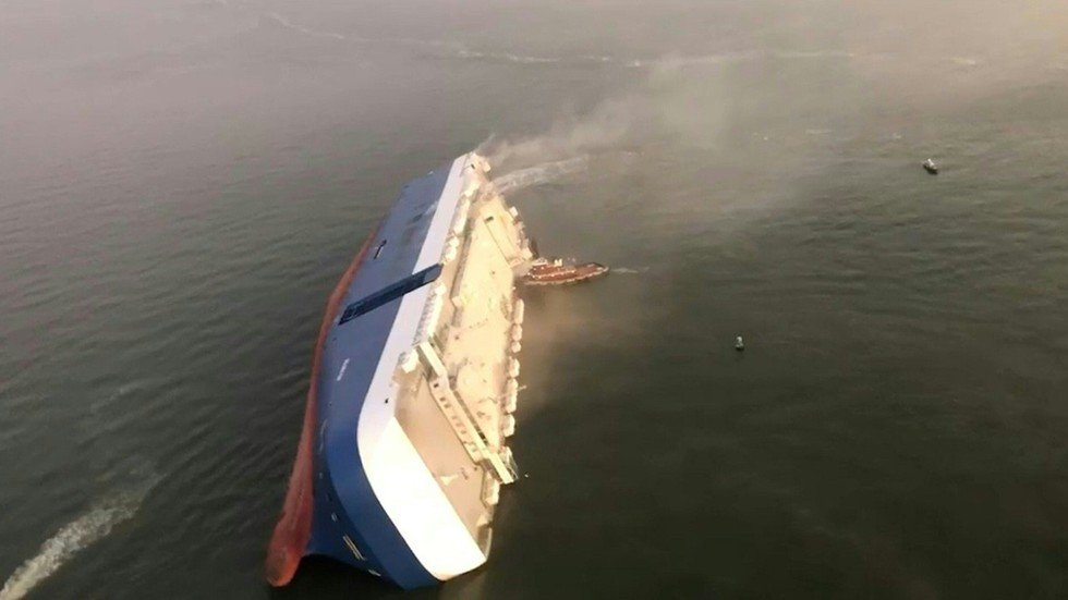 Dramatic rescue operation underway to save 4 trapped inside capsized ...