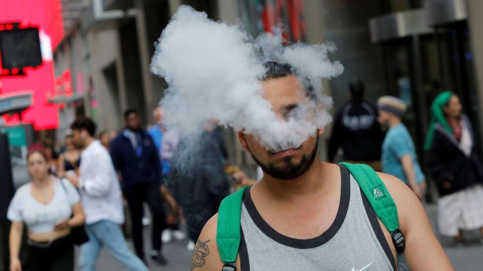 Trump’s explosive vape ban sees MAGA voters & liberals fume in rare ...