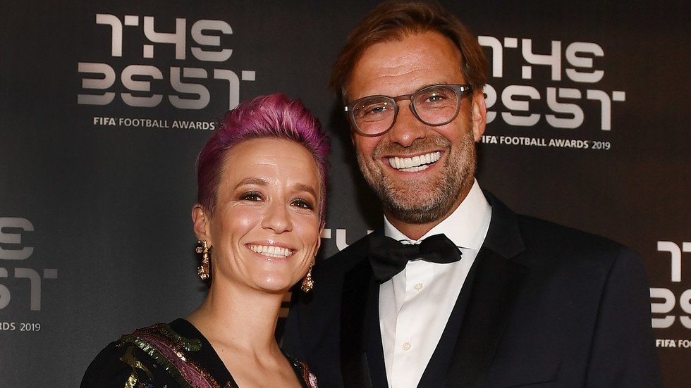 ‘He’s taking no chances!’ Klopp’s awkward ‘hover hand’ moment with ...