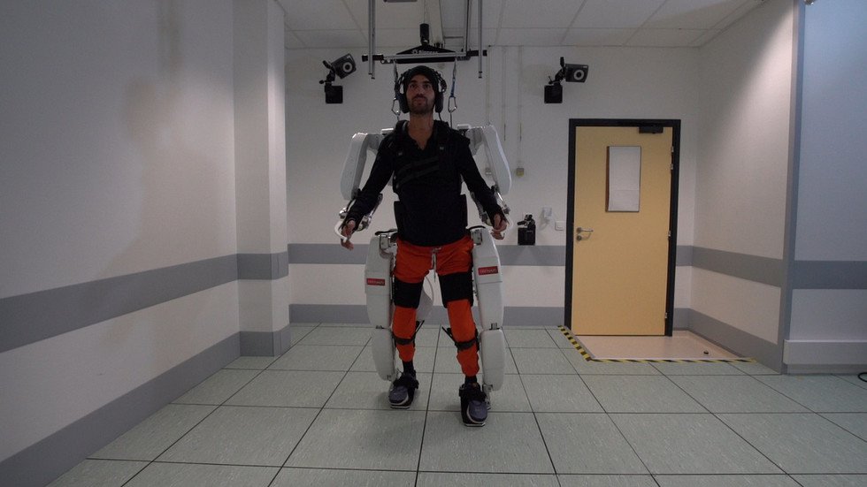 WATCH fully paralyzed man walk again using BRAIN-CONTROLLED exoskeleton ...