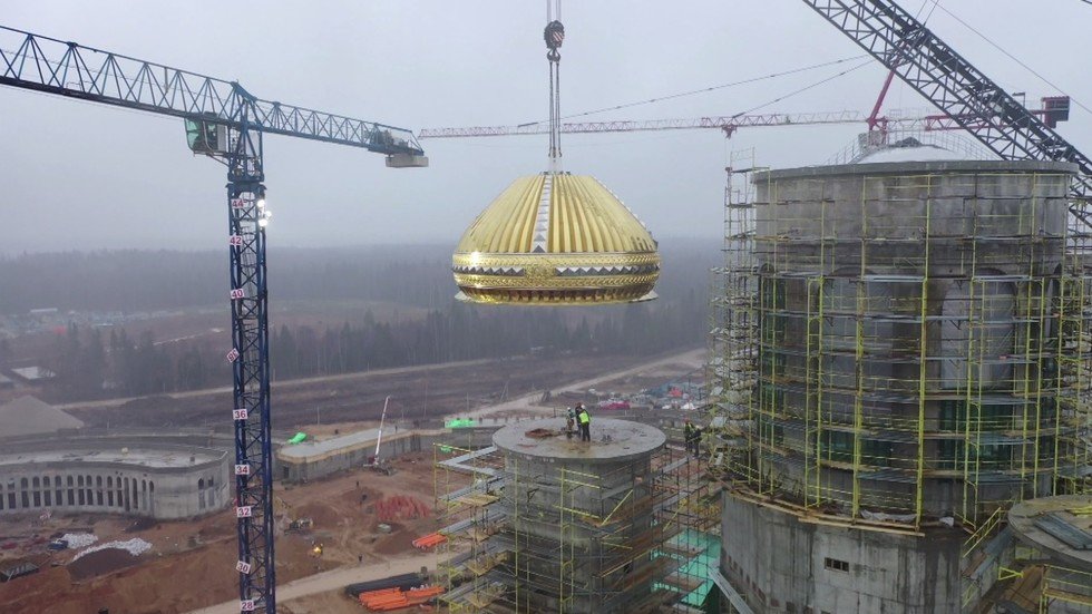 Got it covered: 34-ton titanium-decorated dome placed on top of Russia ...