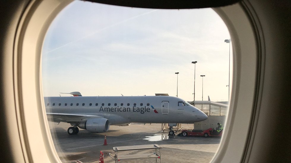 WATCH: Plane SLIDES OFF icy runway at Chicago O’Hare Airport — RT USA News