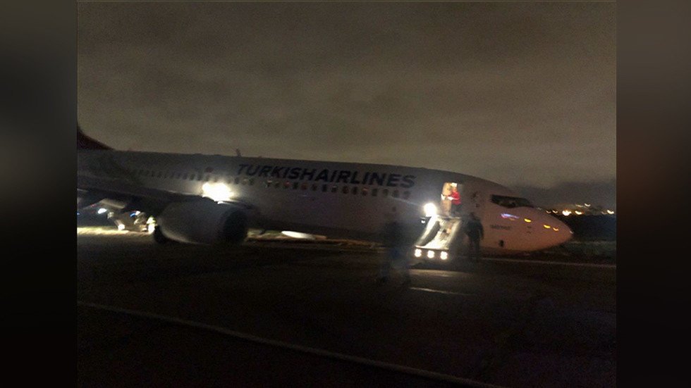 Boeing 737 skids off runway & lands NOSE-DOWN at Odessa airport ...