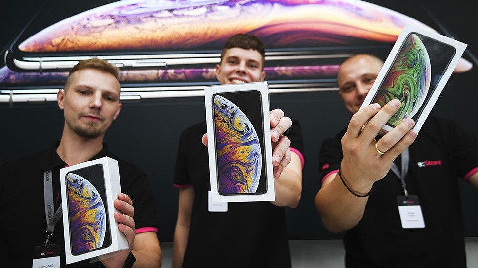 Tech companies ask Putin to veto new law banning sales of smartphones ...